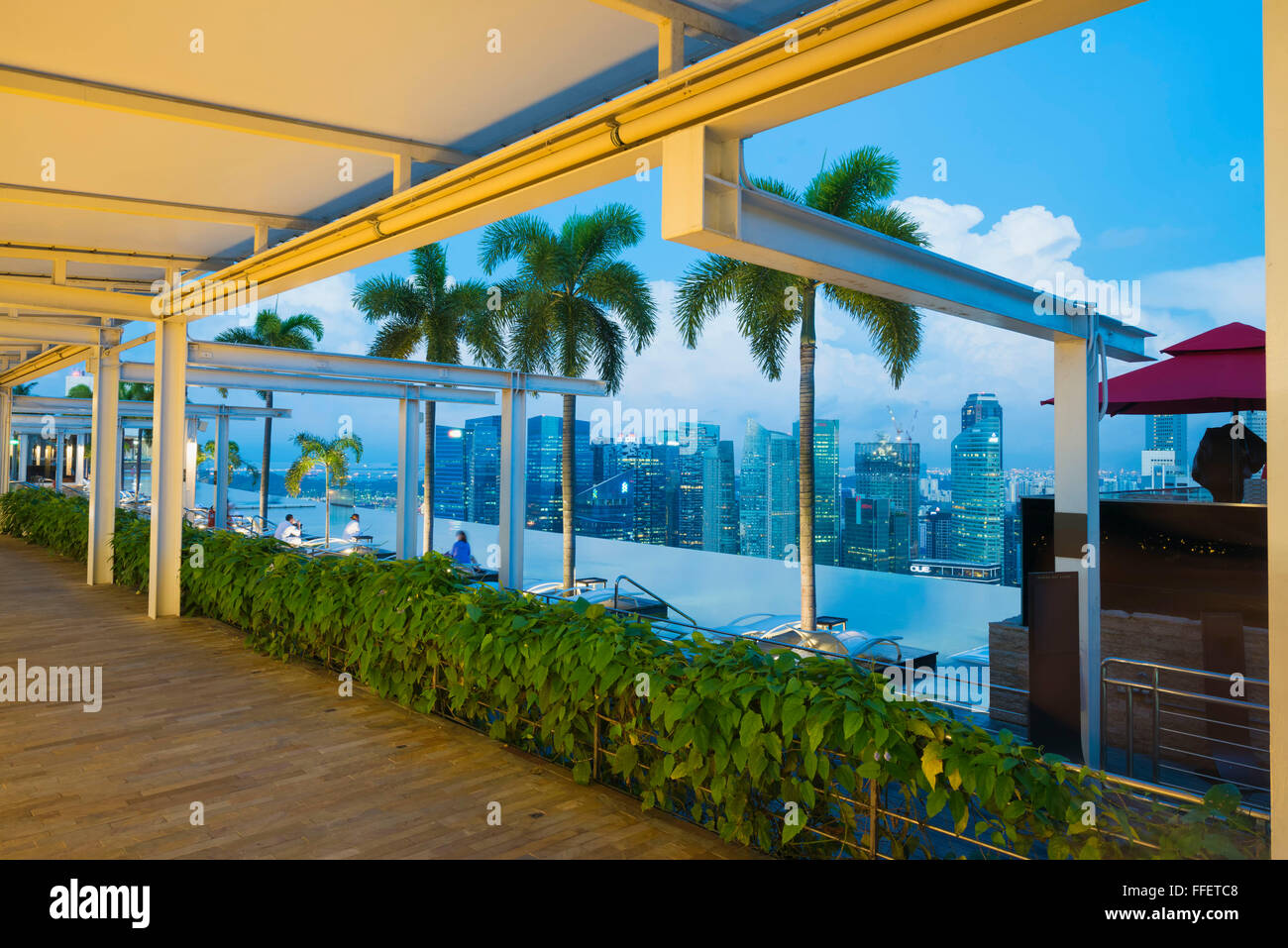 Infinity pool of the Marina Bay Sands Hotel, Singapore Stock Photo - Alamy
