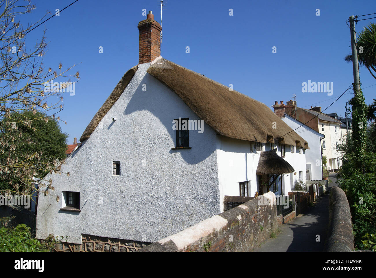 A traditional thatched cottage in the English country side Stock Photo ...