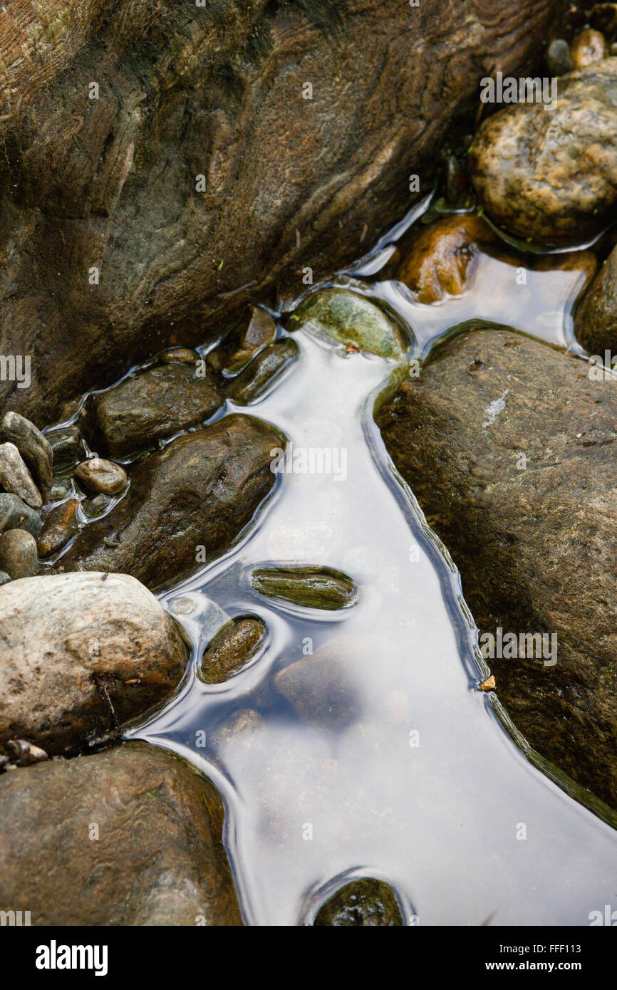 Water between rocks hi-res stock photography and images - Alamy