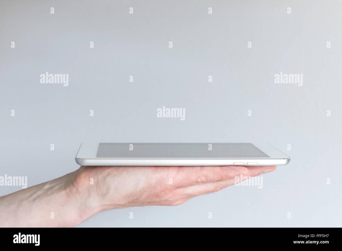 Hand holding mobile phone from side hi-res stock photography and images ...