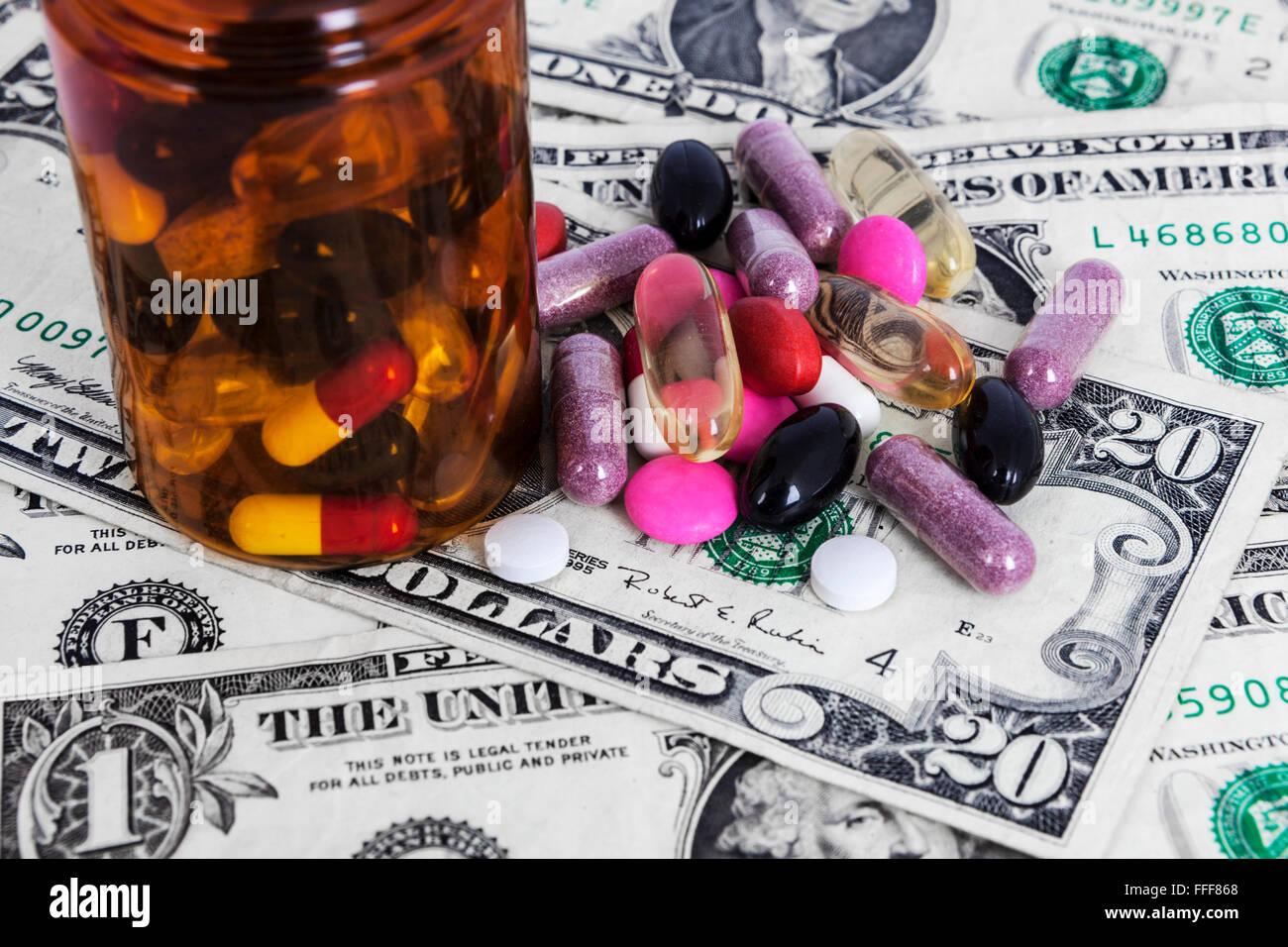 Pills pile hi-res stock photography and images - Alamy