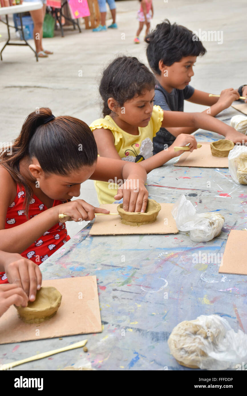 Kids art project hi-res stock photography and images - Alamy