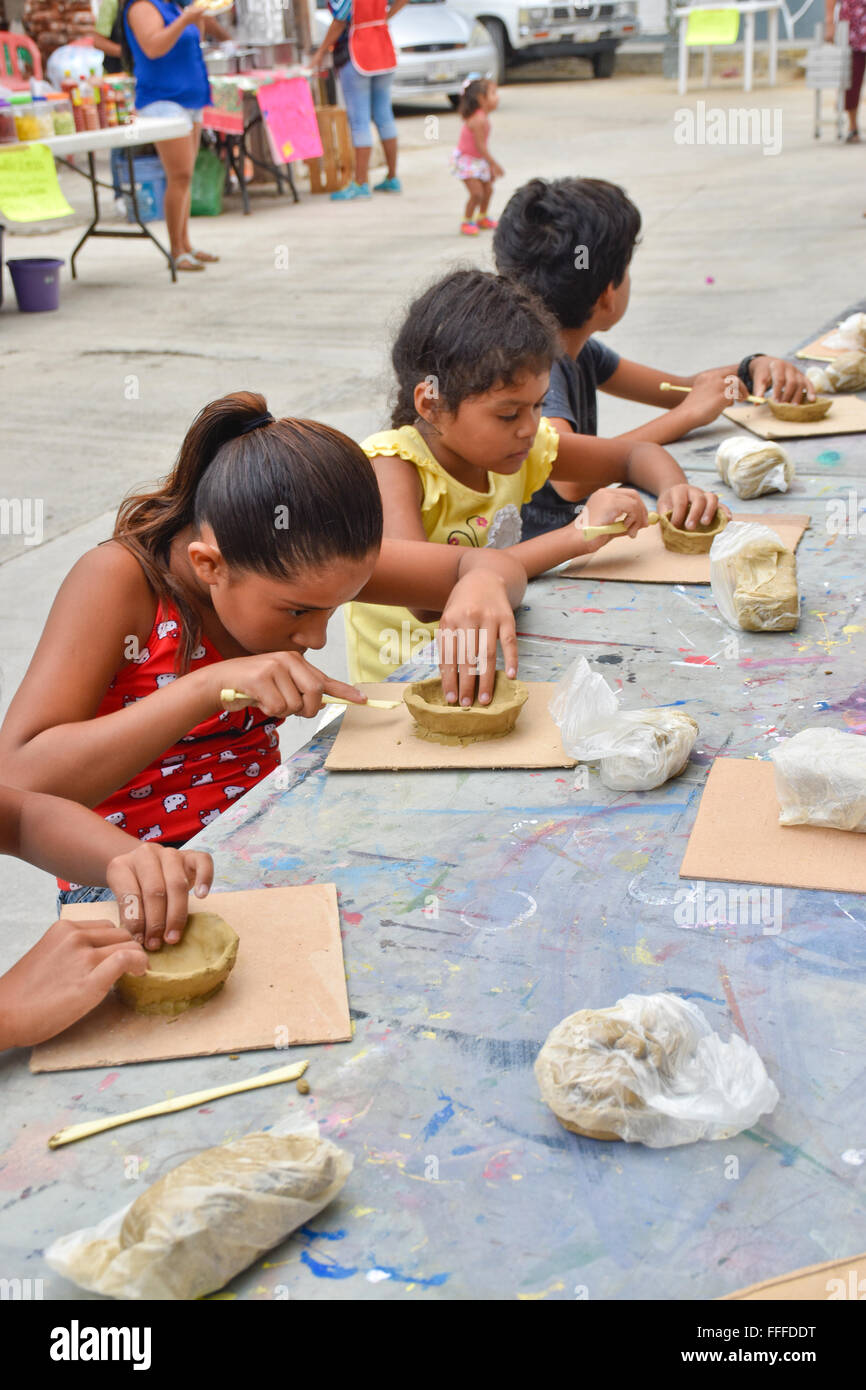 Kids art project hi-res stock photography and images - Alamy