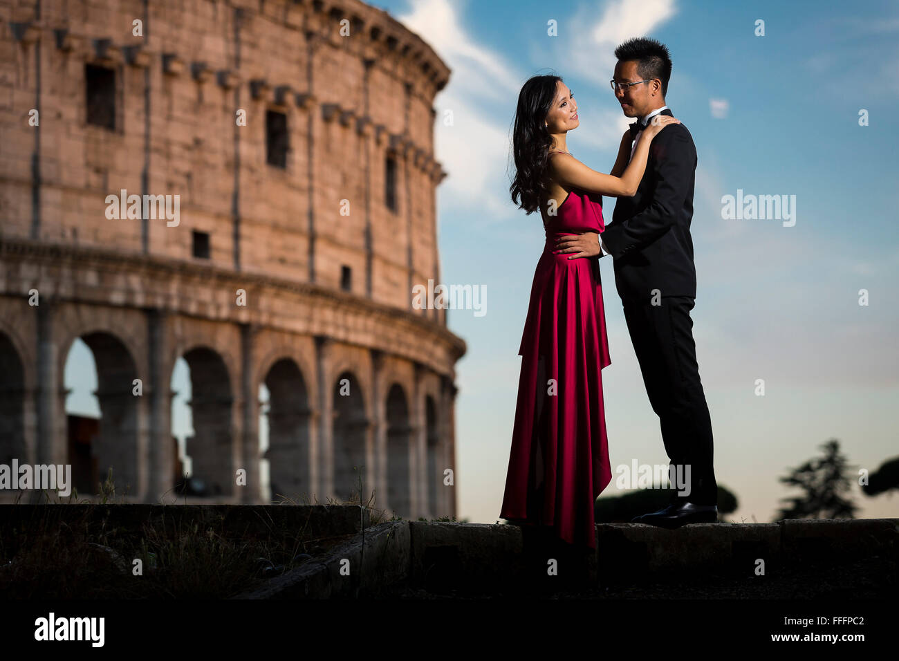Couple at colosseum. Rome. Italy Stock Photo - Alamy
