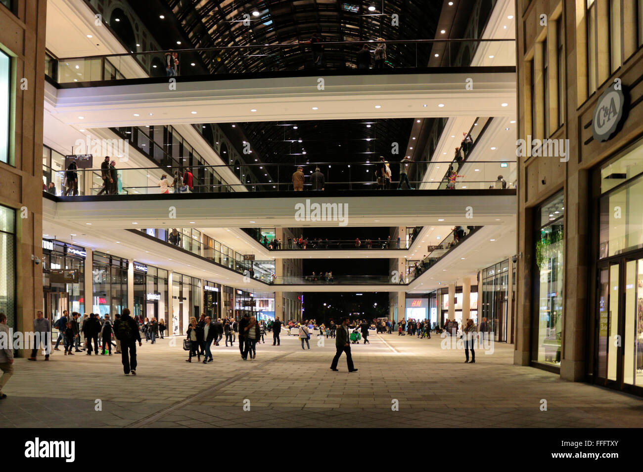 Impressionen - das neue Einkaufszentrum "Mall of Berlin" am Leipziger Platz, Berlin-Mitte Stock ...