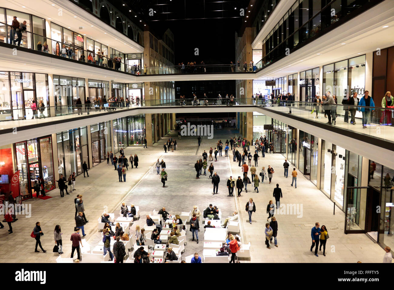 Impressionen - das neue Einkaufszentrum "Mall of Berlin" am Leipziger Platz, Berlin-Mitte Stock ...
