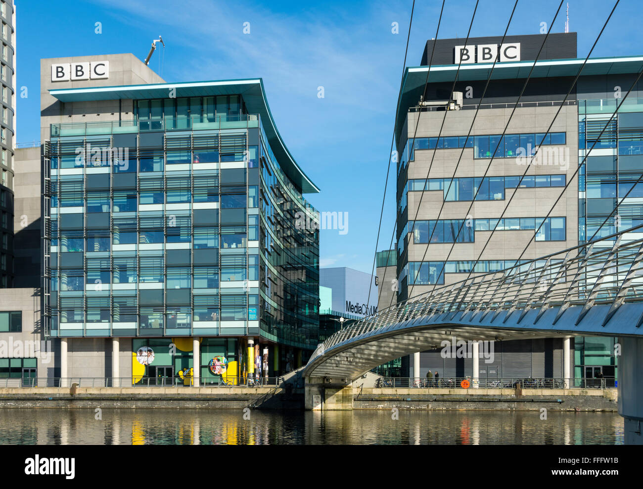 Mediacityuk footbridge bbc studio buildings hi-res stock photography ...