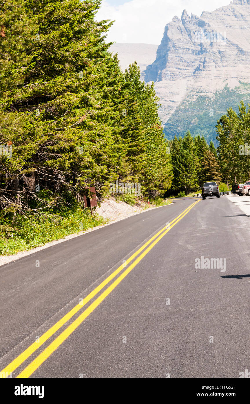 Double yellow lines hi-res stock photography and images - Alamy