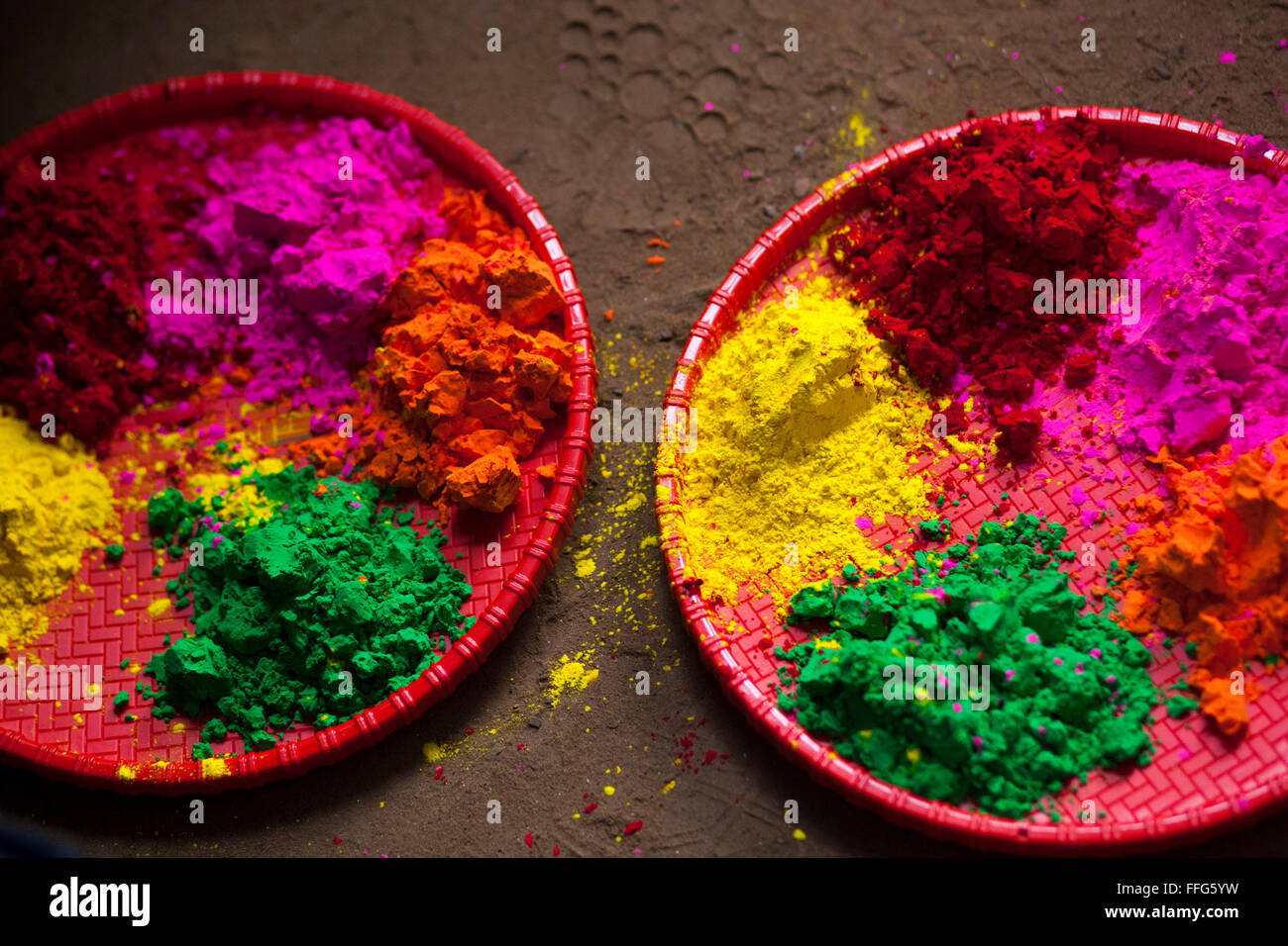 Dhaka, Bangladesh. 13th Feb, 2016. Bangladeshi girl arrange color for ...
