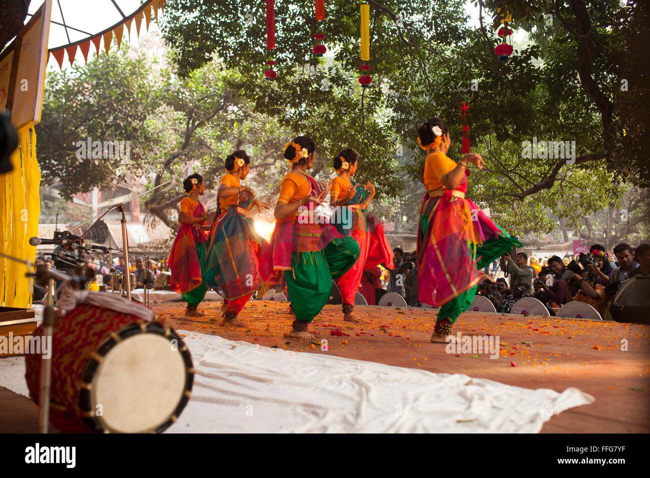 Dhaka, Bangladesh. 13th Feb, 2016. Bangladeshi girl perform a ...