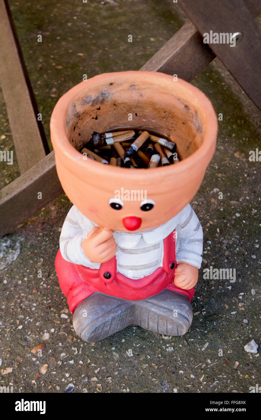 Used ashtray hi-res stock photography and images - Alamy