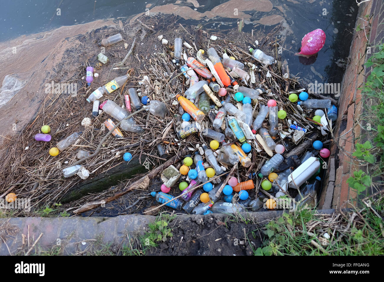 rubbish dumped in a stream Stock Photo - Alamy
