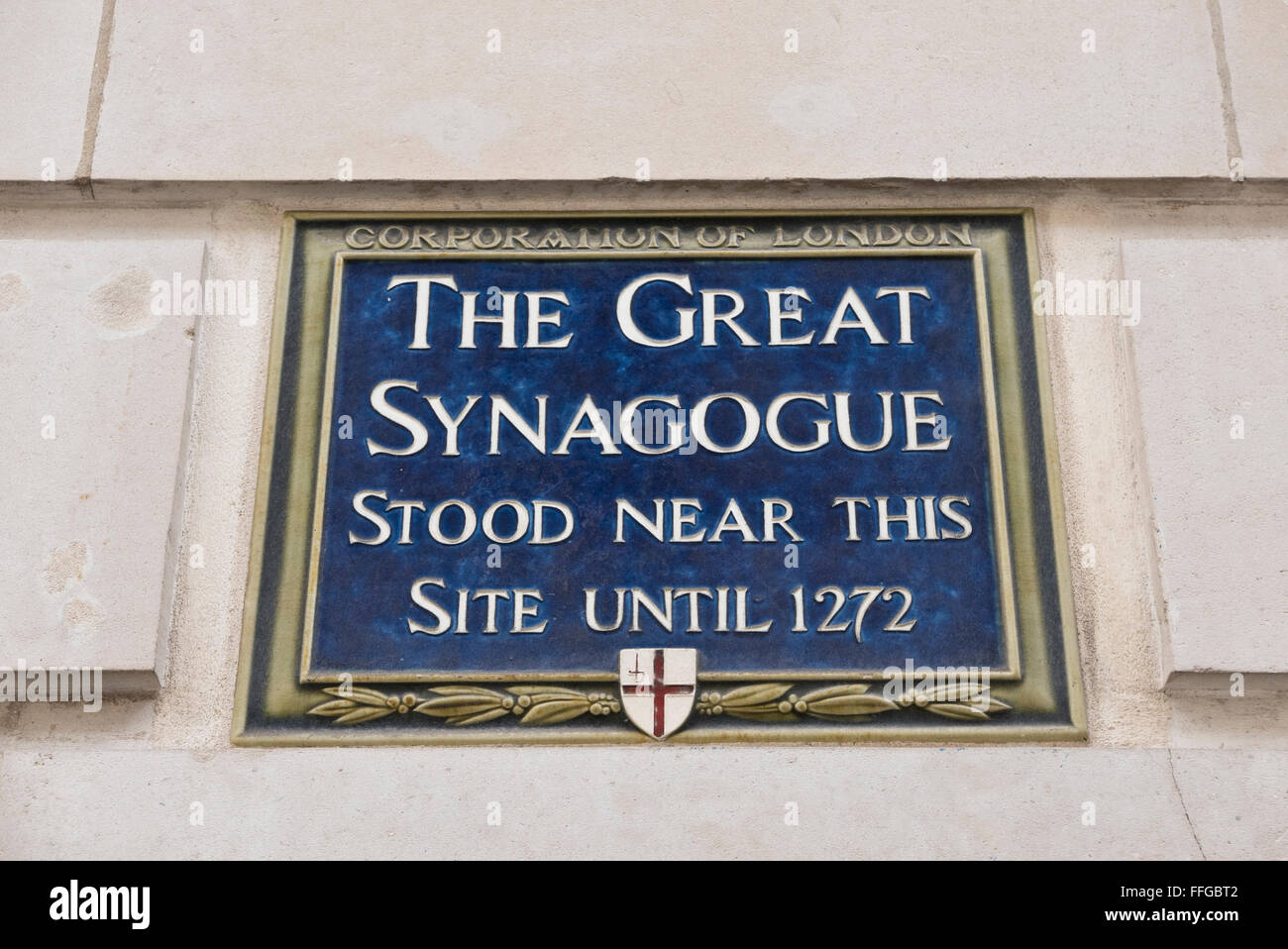 A commemorative blue plaque for The Great Synagogue display on a wall ...