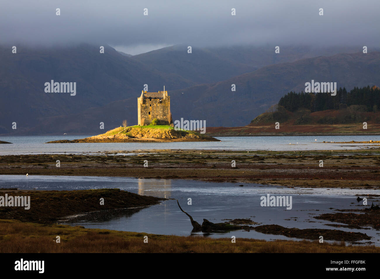 Castle stalker hi-res stock photography and images - Alamy