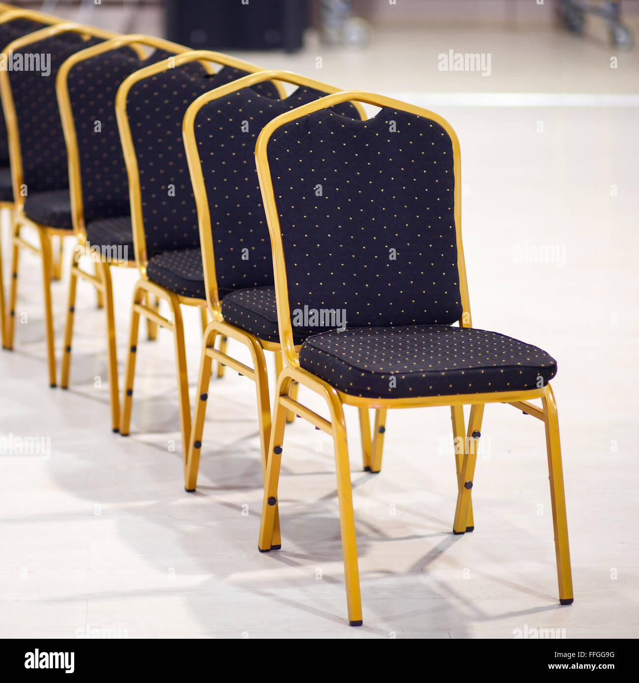 Row of chairs hi-res stock photography and images - Alamy