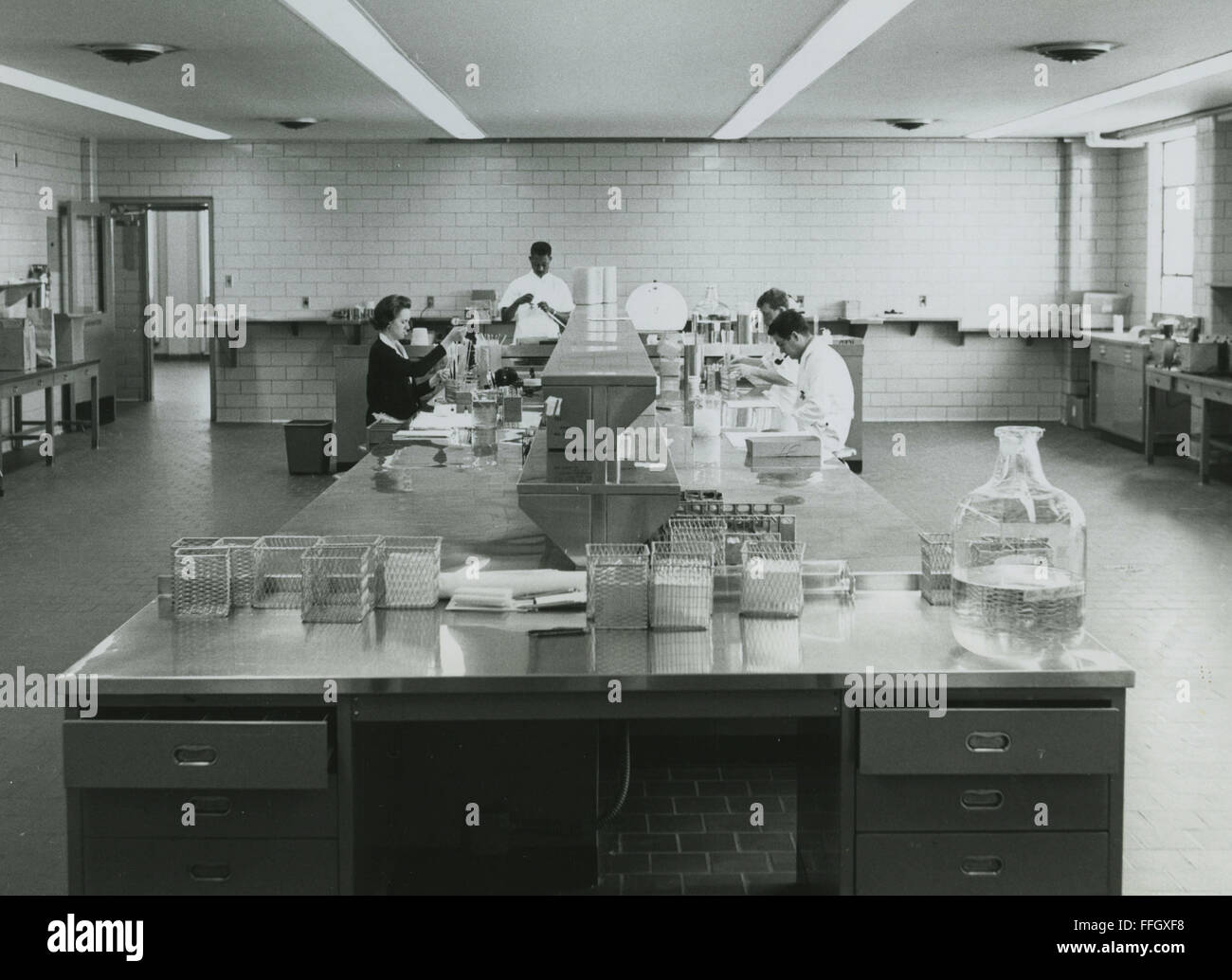 1960s laboratory hi-res stock photography and images - Alamy