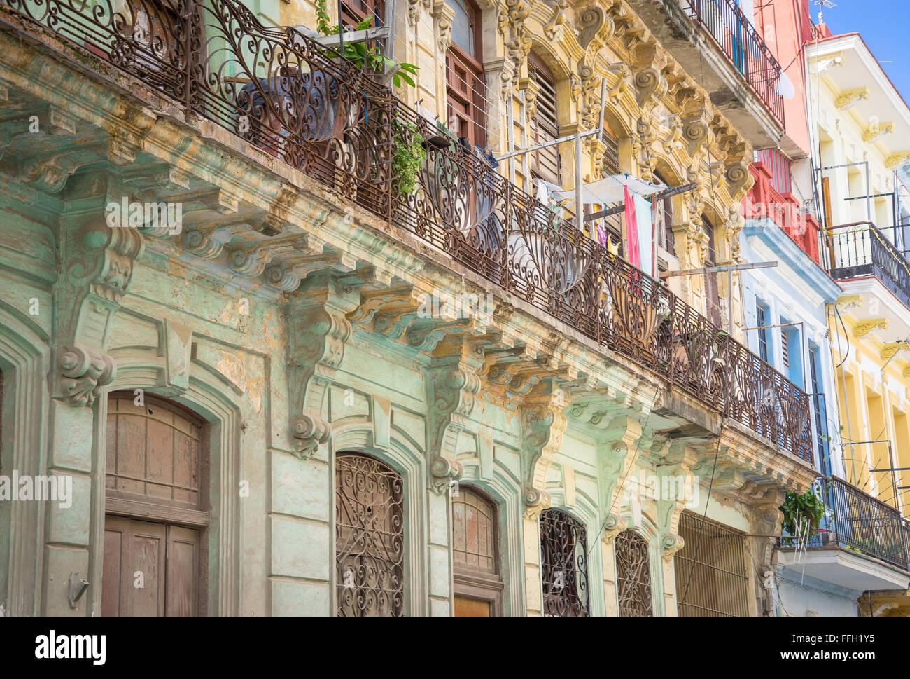 Old mansions in havana hi-res stock photography and images - Alamy