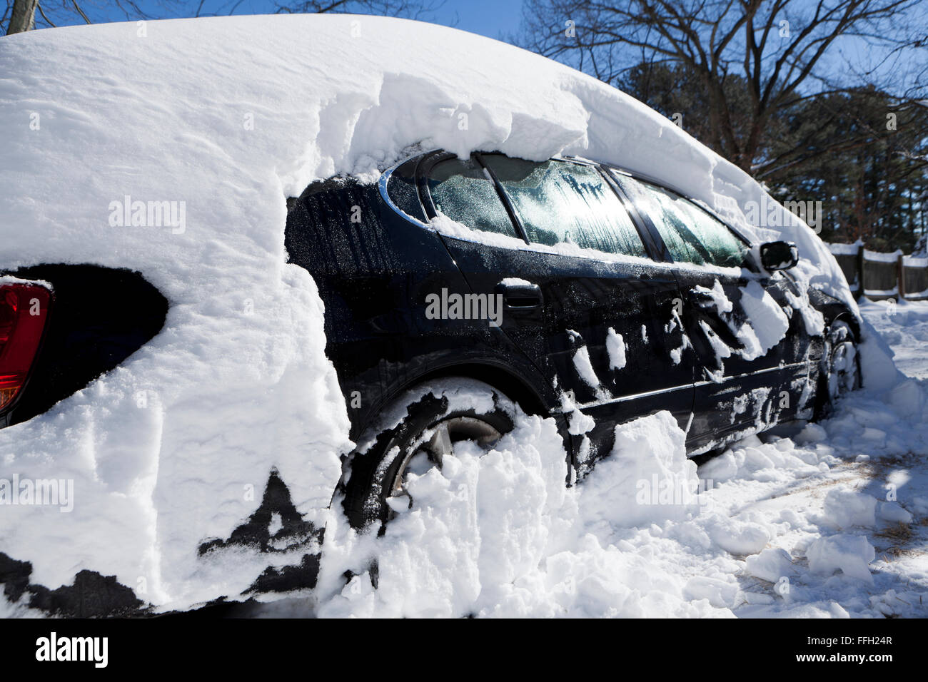 Car covered in heavy snow - Virginia USA Stock Photo - Alamy