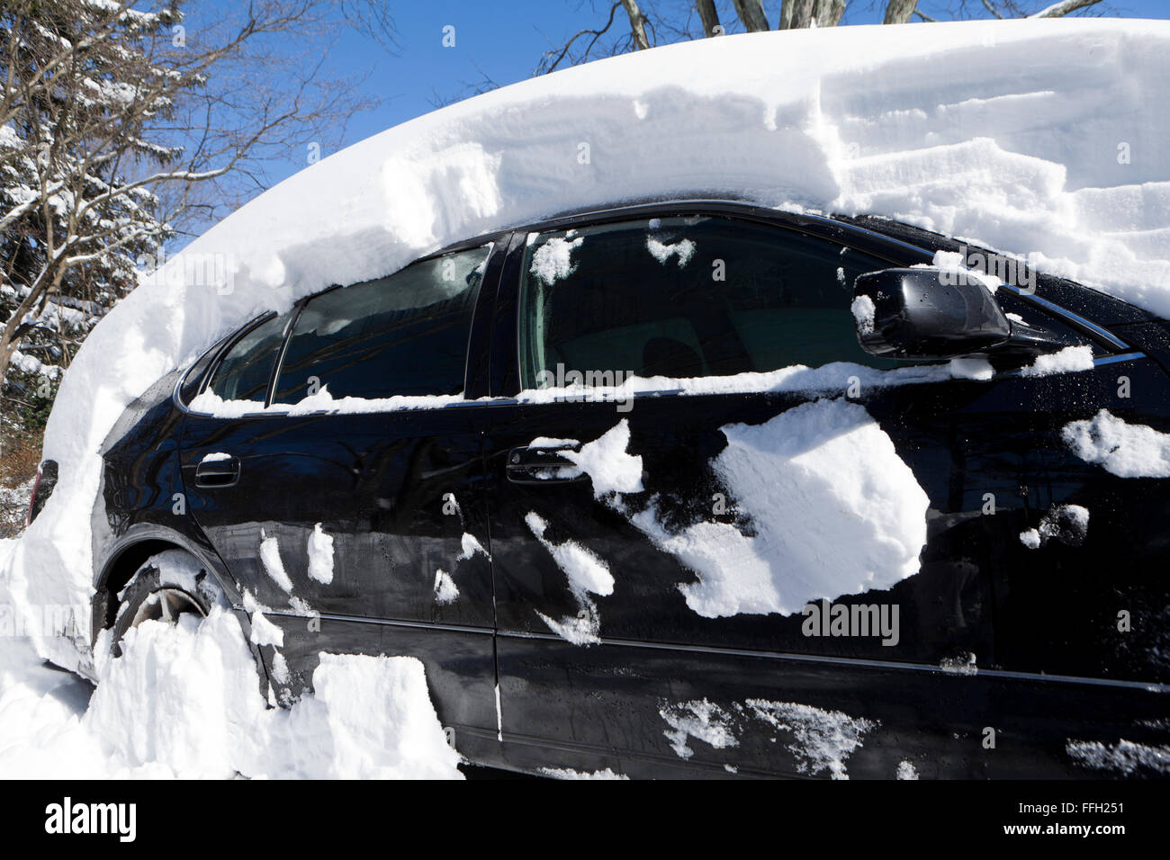 Car covered in heavy snow - Virginia USA Stock Photo - Alamy