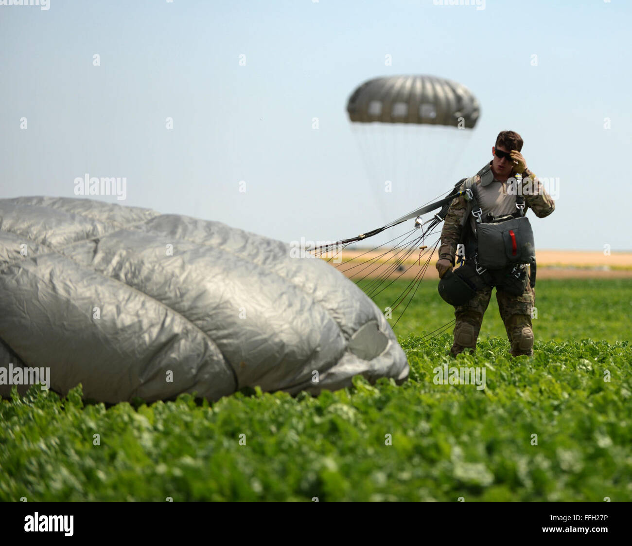 Static line jump operations training hi-res stock photography and ...