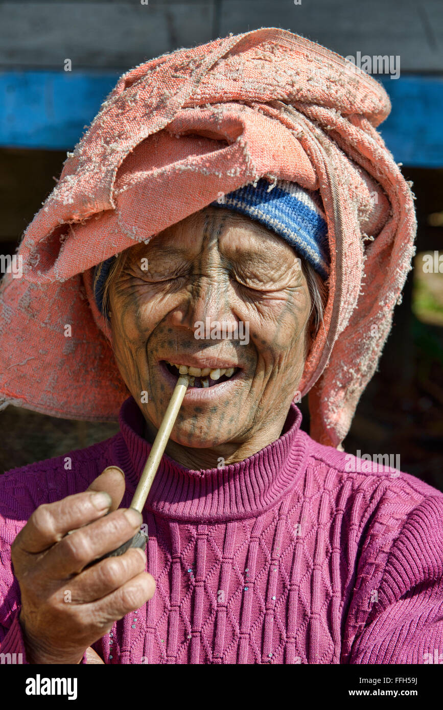 Smoking corncob pipe hi-res stock photography and images - Alamy