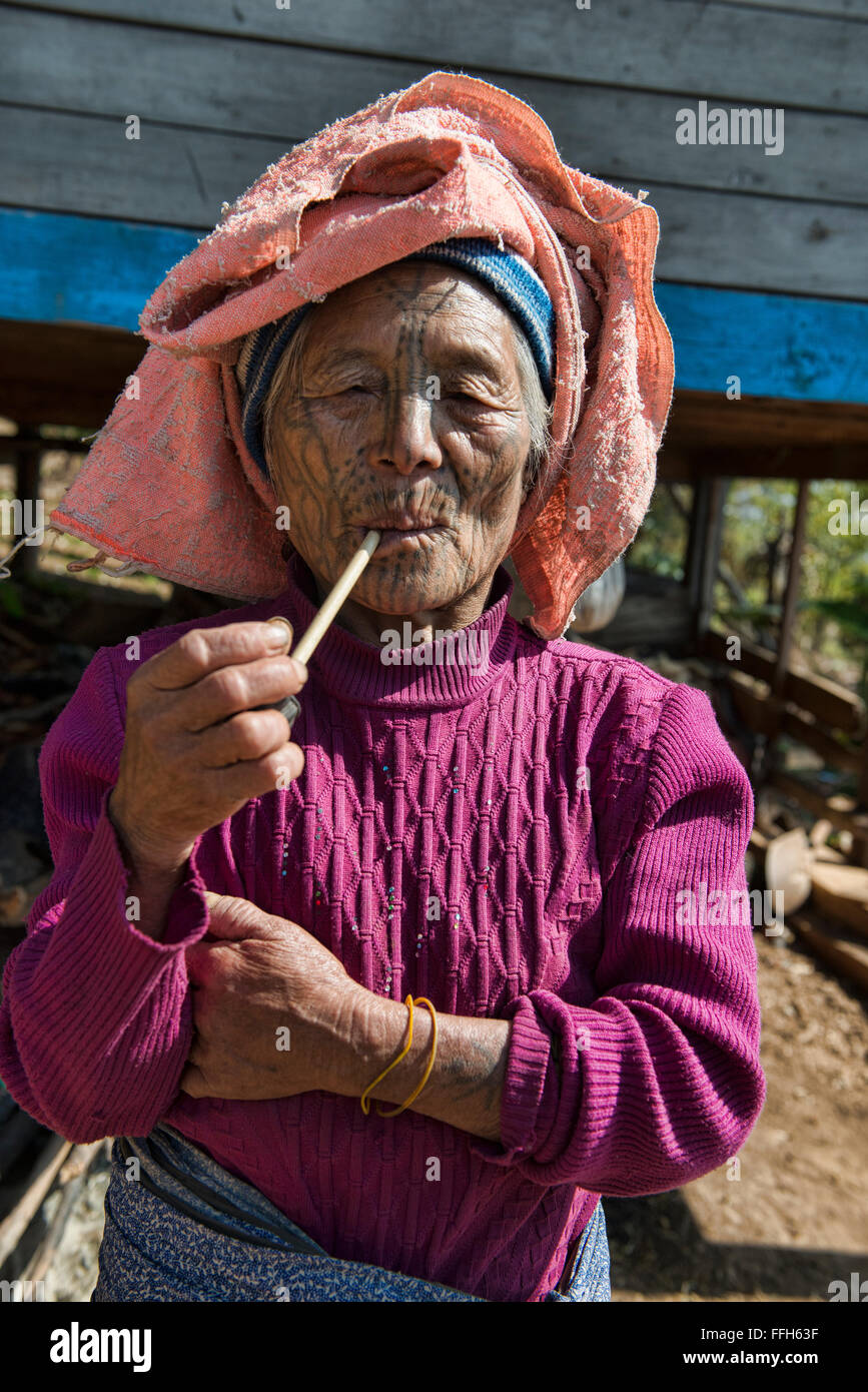 Smoking corncob pipe hi-res stock photography and images - Alamy