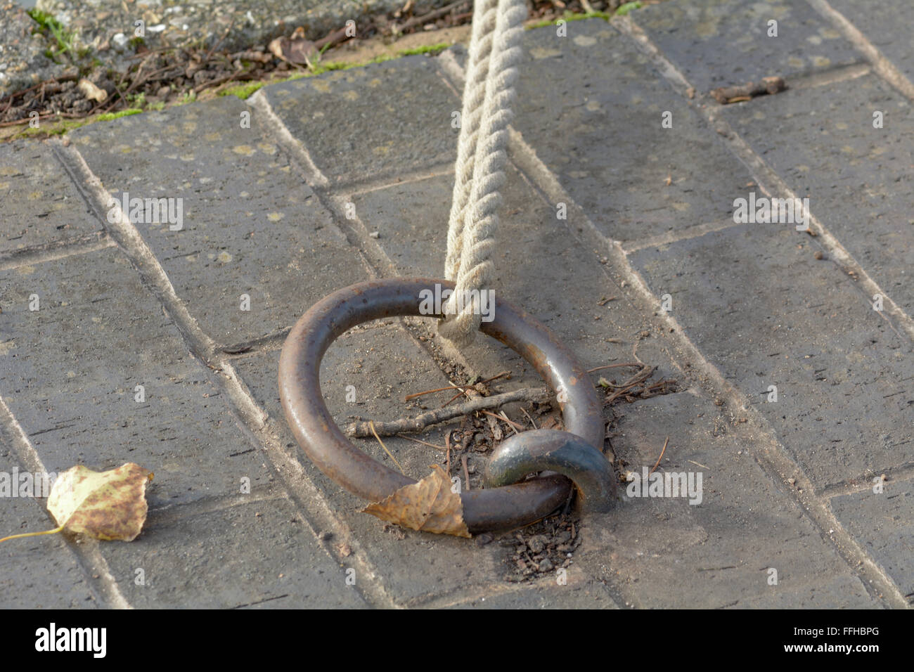 Boat rope and ring hi-res stock photography and images - Alamy