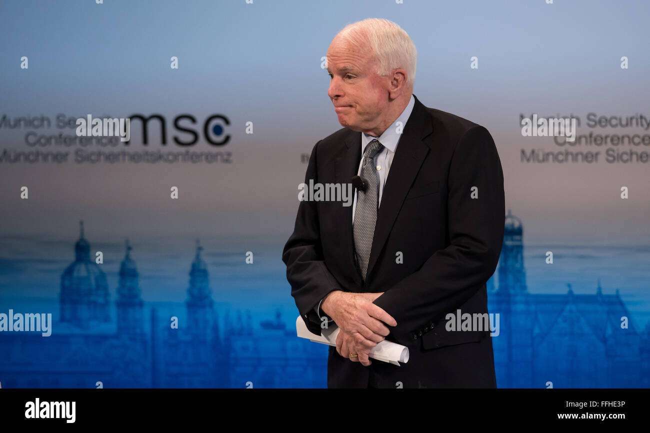 John mccain arrives for the hi-res stock photography and images - Alamy