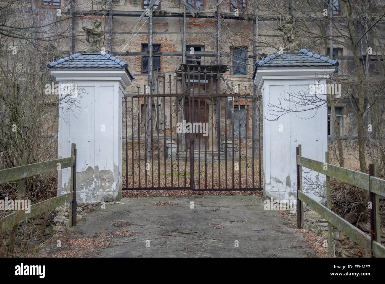 Palace main gate hi-res stock photography and images - Alamy