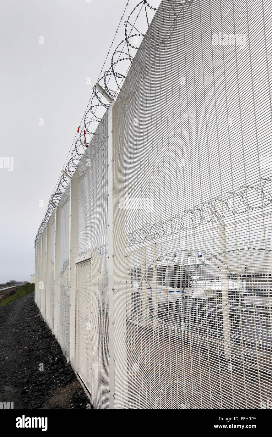 Refugee camp fence hi-res stock photography and images - Alamy