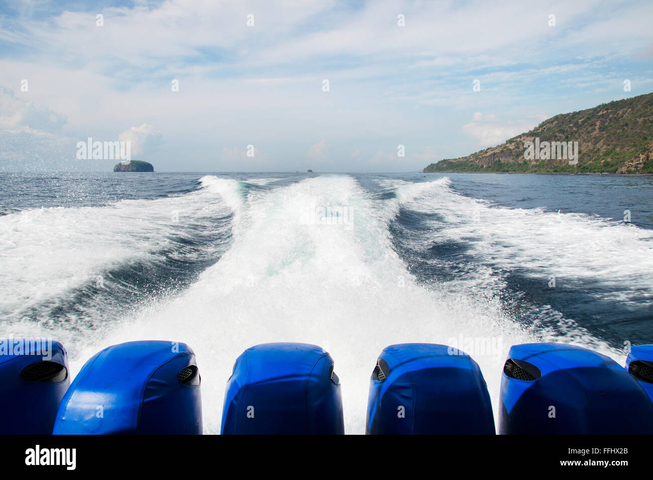 Outboard motor speed boat trail hi-res stock photography and images - Alamy
