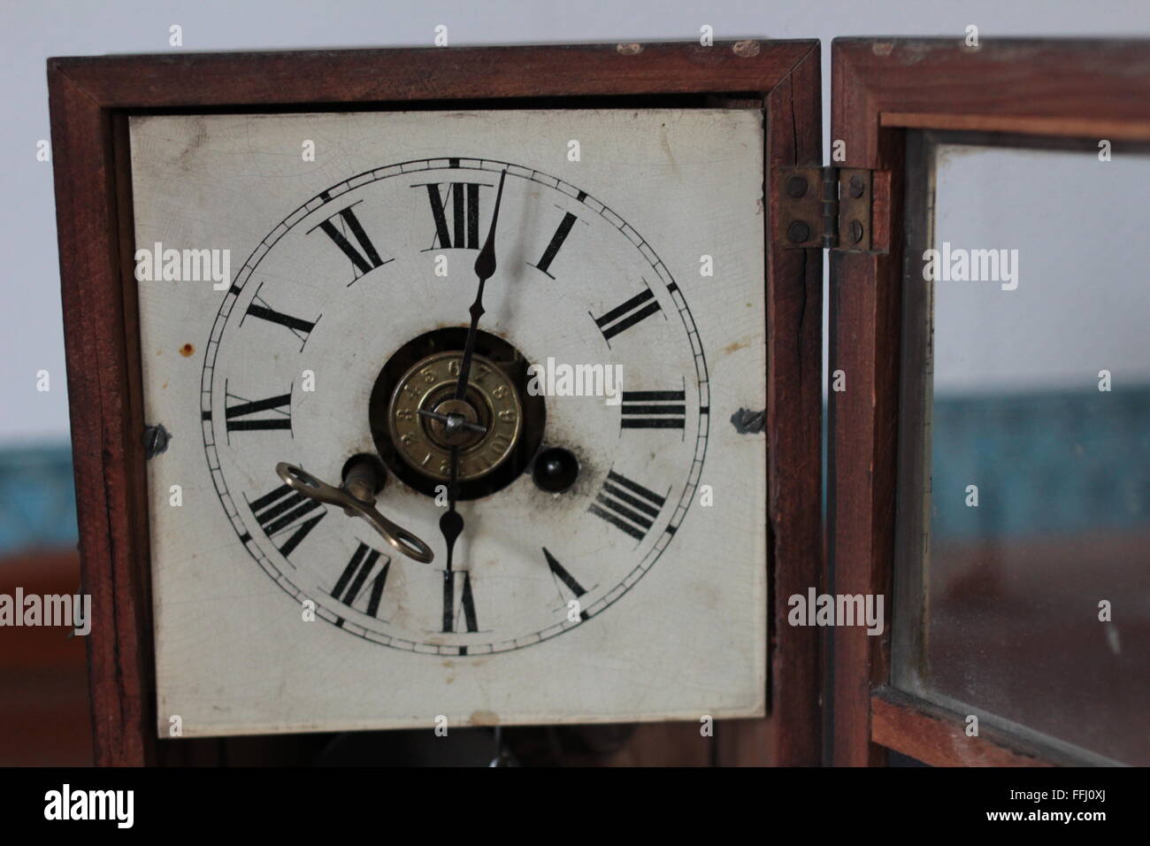 Old black mantle clock hi-res stock photography and images - Alamy