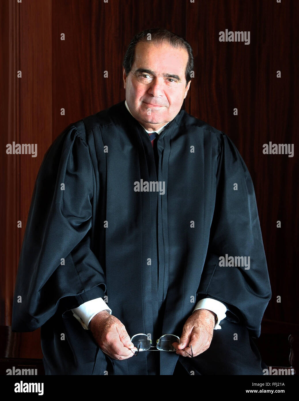 Justice antonin scalia in robes hi-res stock photography and images - Alamy