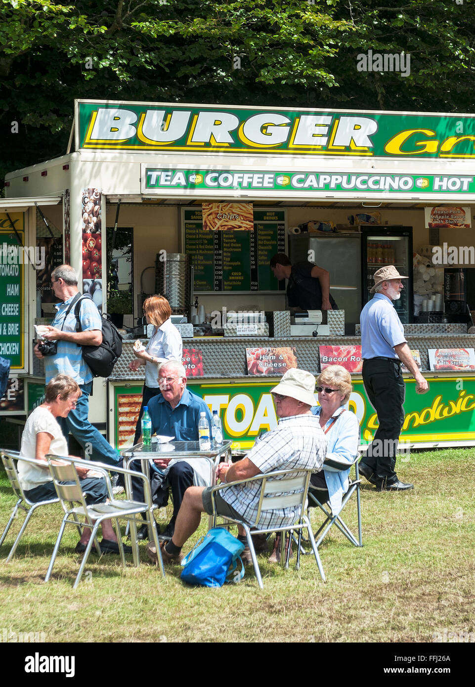 Customers seated outdoors hi-res stock photography and images - Alamy