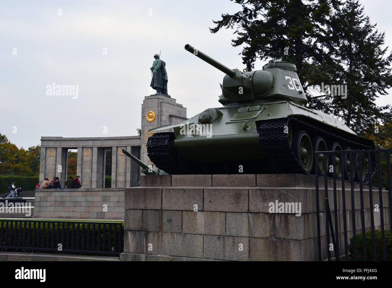 A tank in front of the Soviet WWII memorial and cemetery in Berlin ...