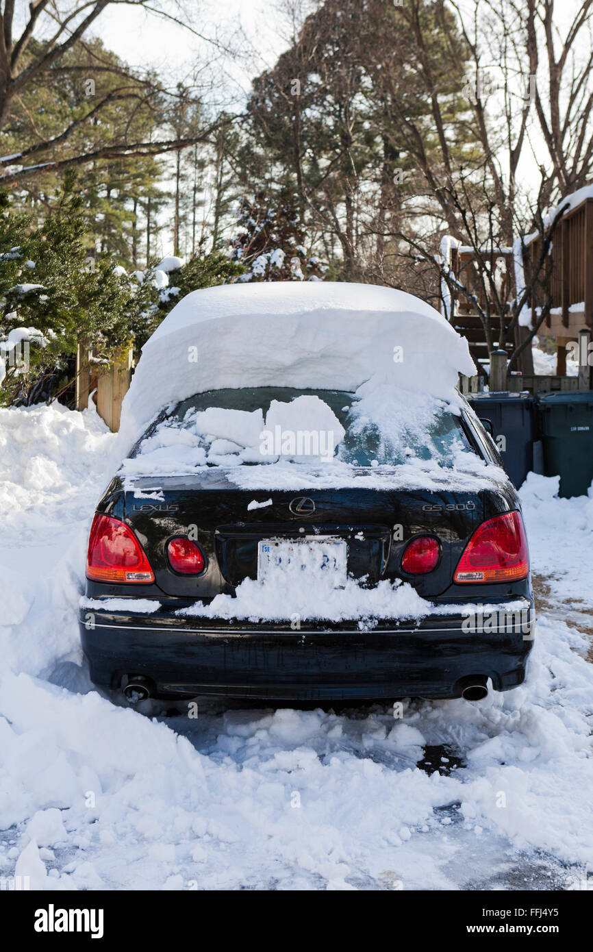 Car covered heavy snow hi-res stock photography and images - Alamy