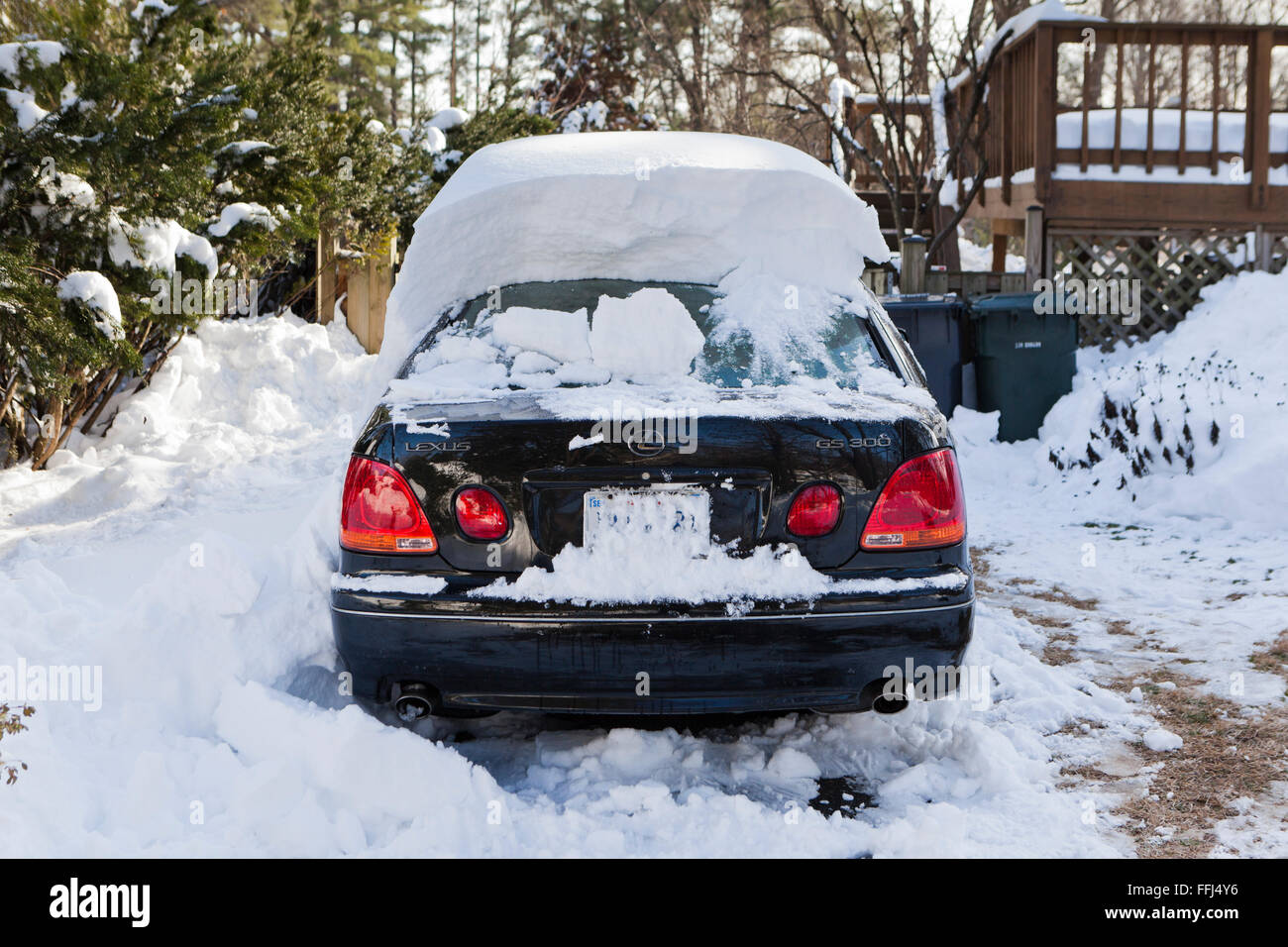 Heavy snow accumulation hi-res stock photography and images - Alamy