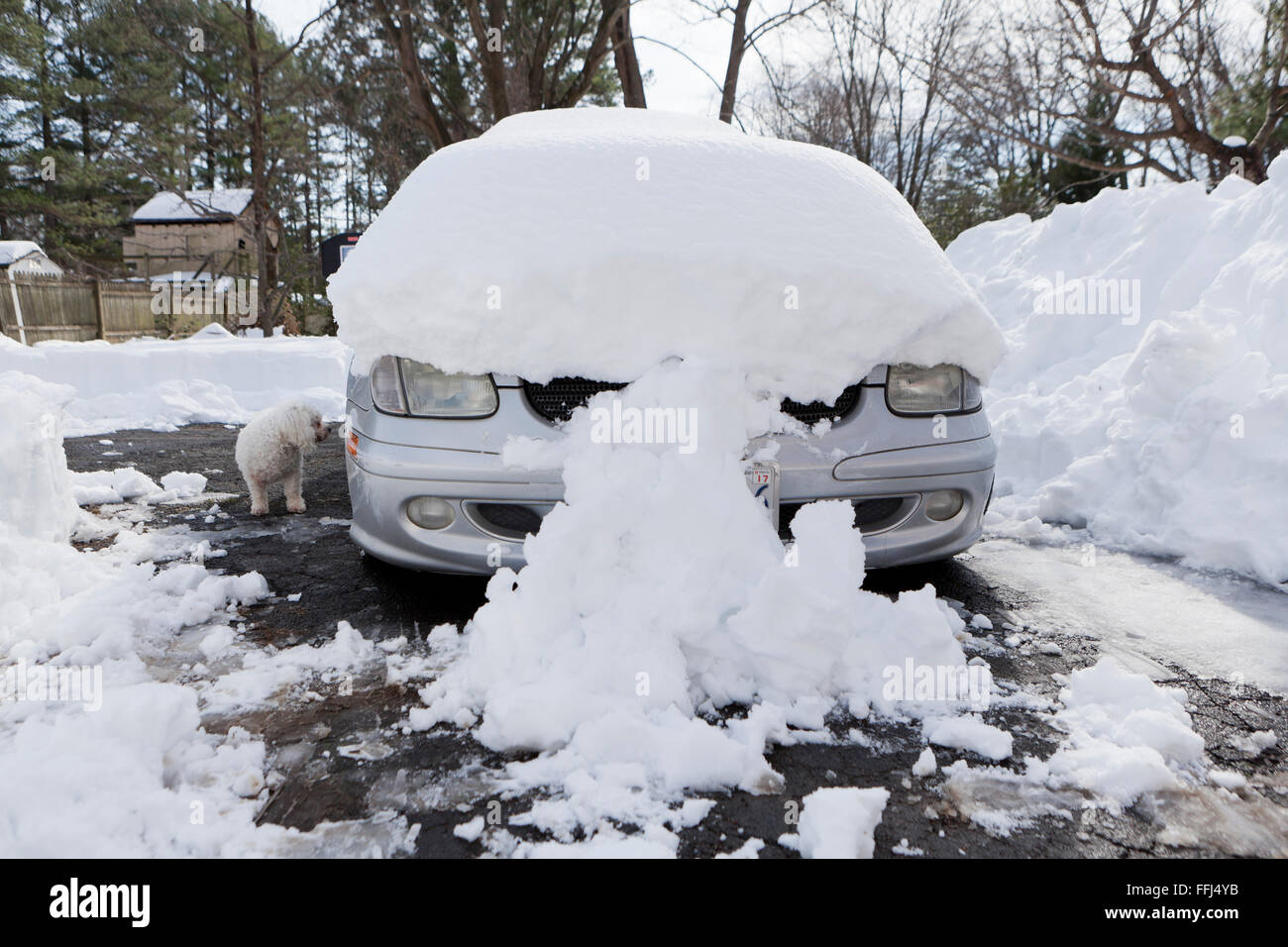 Car heavy snow hi-res stock photography and images - Alamy