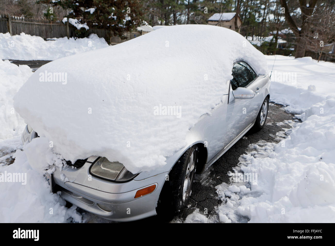 Car heavy snow hi-res stock photography and images - Alamy