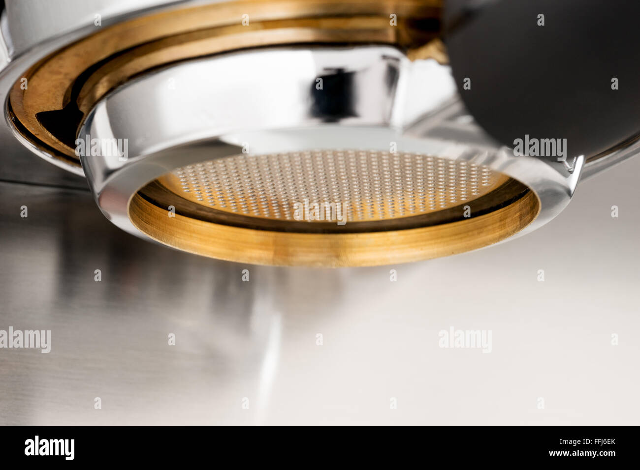 Espresso coffee extraction with bottomless filter Stock Photo - Alamy