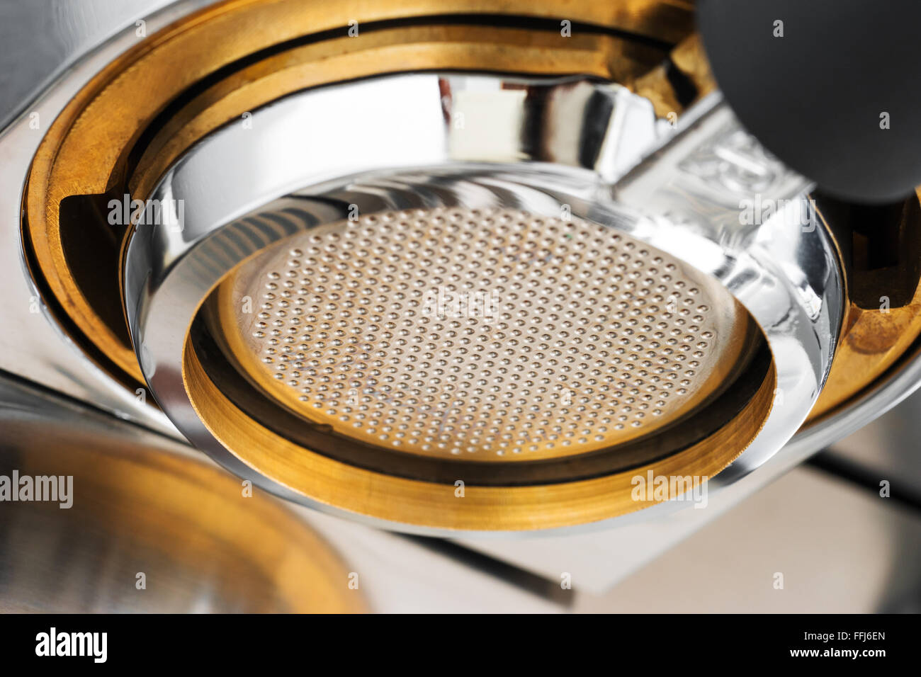 Espresso coffee extraction with bottomless filter Stock Photo - Alamy