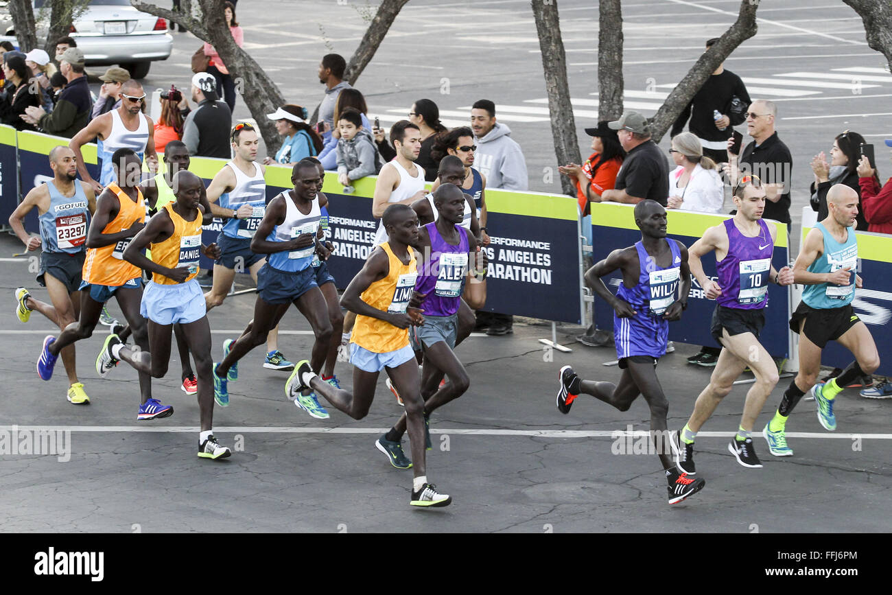 Los Angeles, California, USA. 14th Feb, 2016. Elite Runners lead others ...