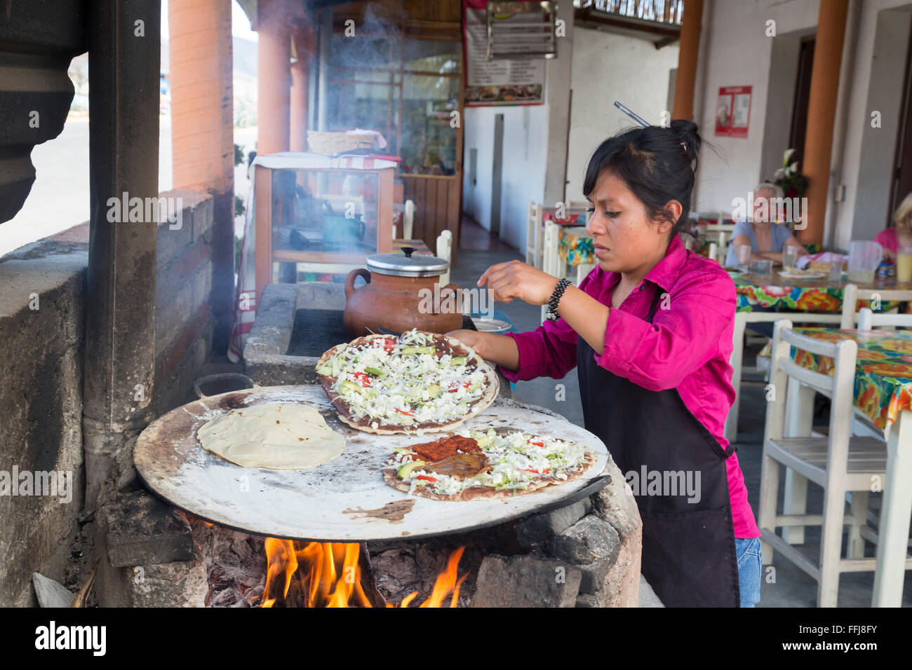 Tlayudas hi-res stock photography and images - Alamy