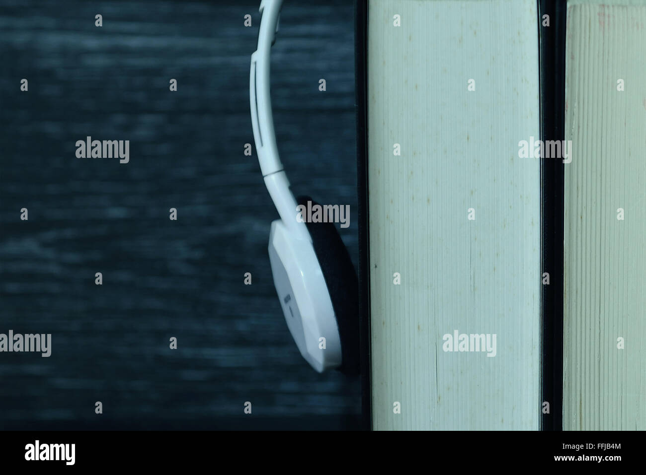 Headset listen hi-res stock photography and images - Alamy