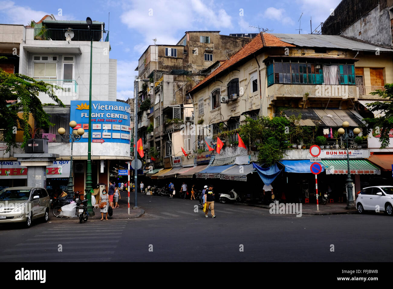 Street scene saigon hi-res stock photography and images - Alamy