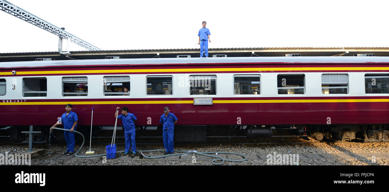 Railway workers cleaning the train at Bangkok railway station Stock ...