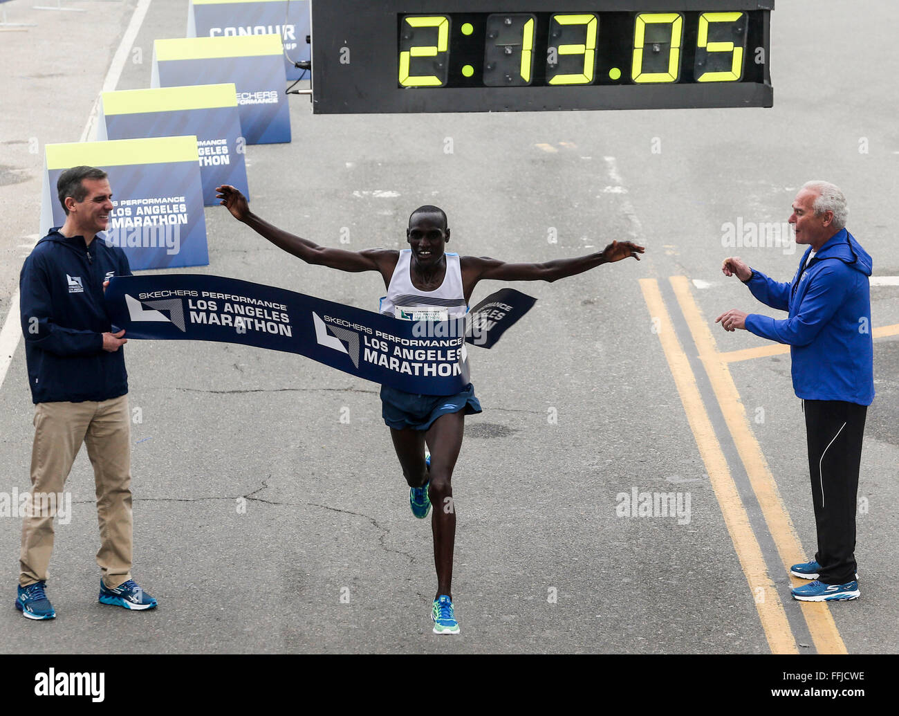 Los Angeles, USA. 14th Feb, 2016. Weldon Kirui (C) of Kenya crosses the ...