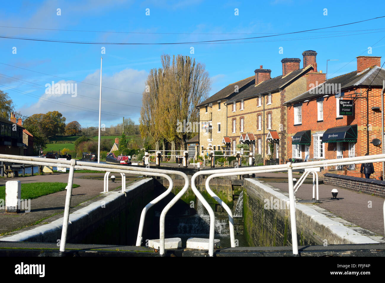 Canal locks and the Canal Museum on the Grand Union Canal at Stoke ...