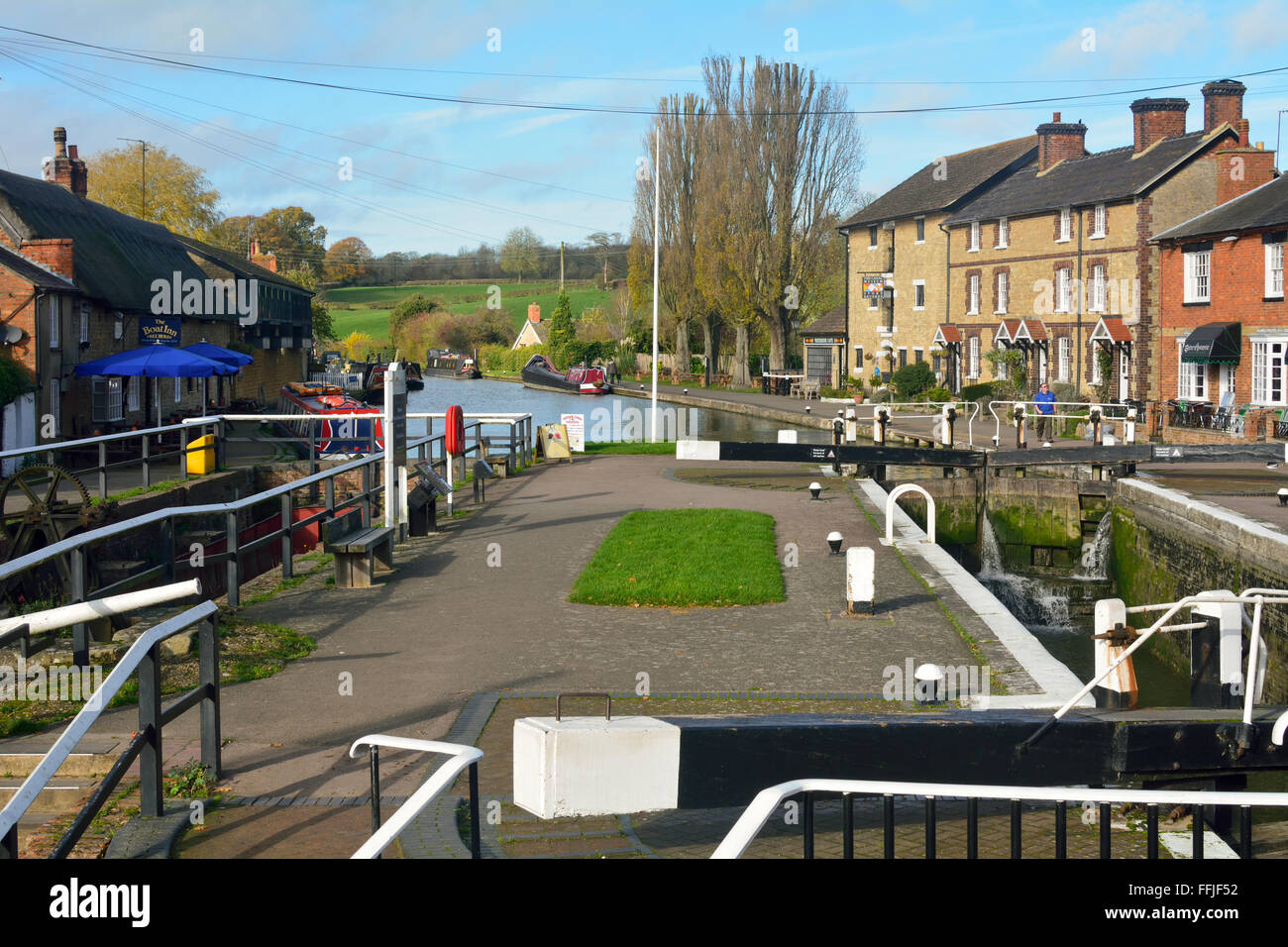 Canal locks and the Canal Museum on the Grand Union Canal at Stoke ...