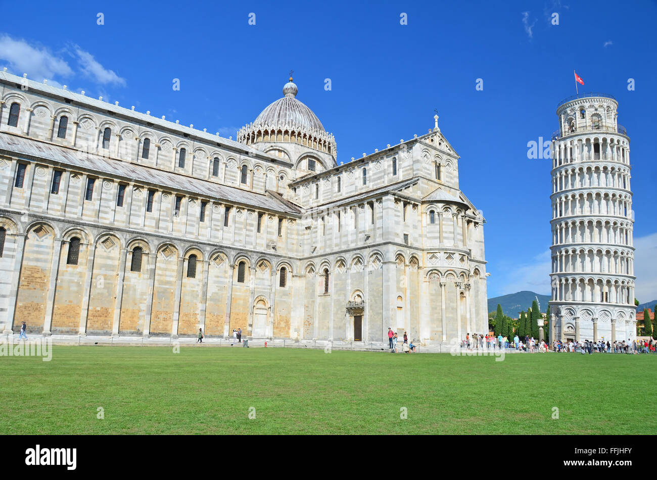 The duomo (cathedral) and leaning tower of Pisa at the piazza dei ...